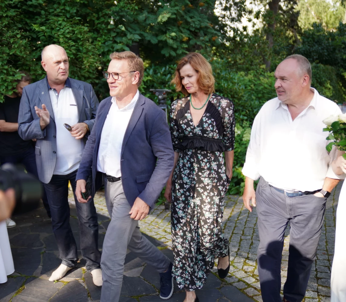 Miljonāra atraitne Una Gulbe-Kārkliņa un deputāts Andris Ozols publiski ...